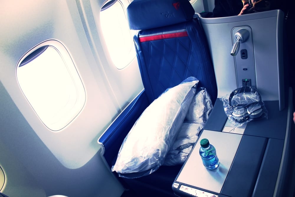 Review: Delta "One" 767-300 Business Class In FULL 360° Virtual Reality ...