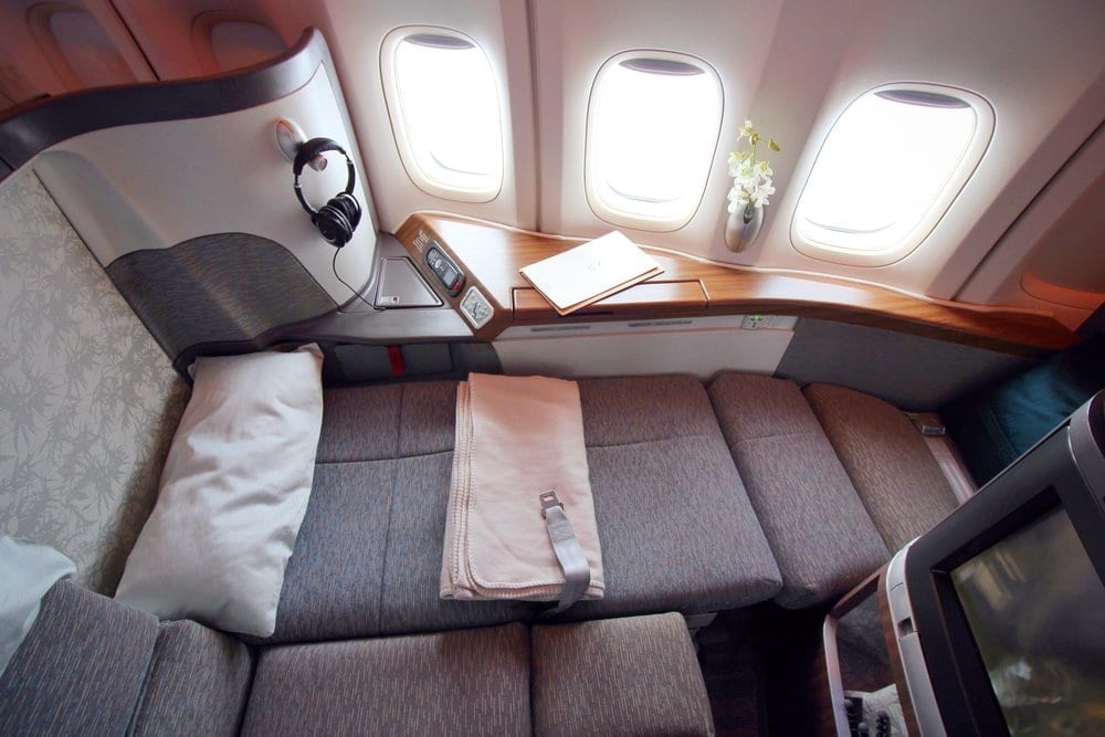Flight Review: Cathay Pacific First Class Boeing 747-400 - God Save The ...