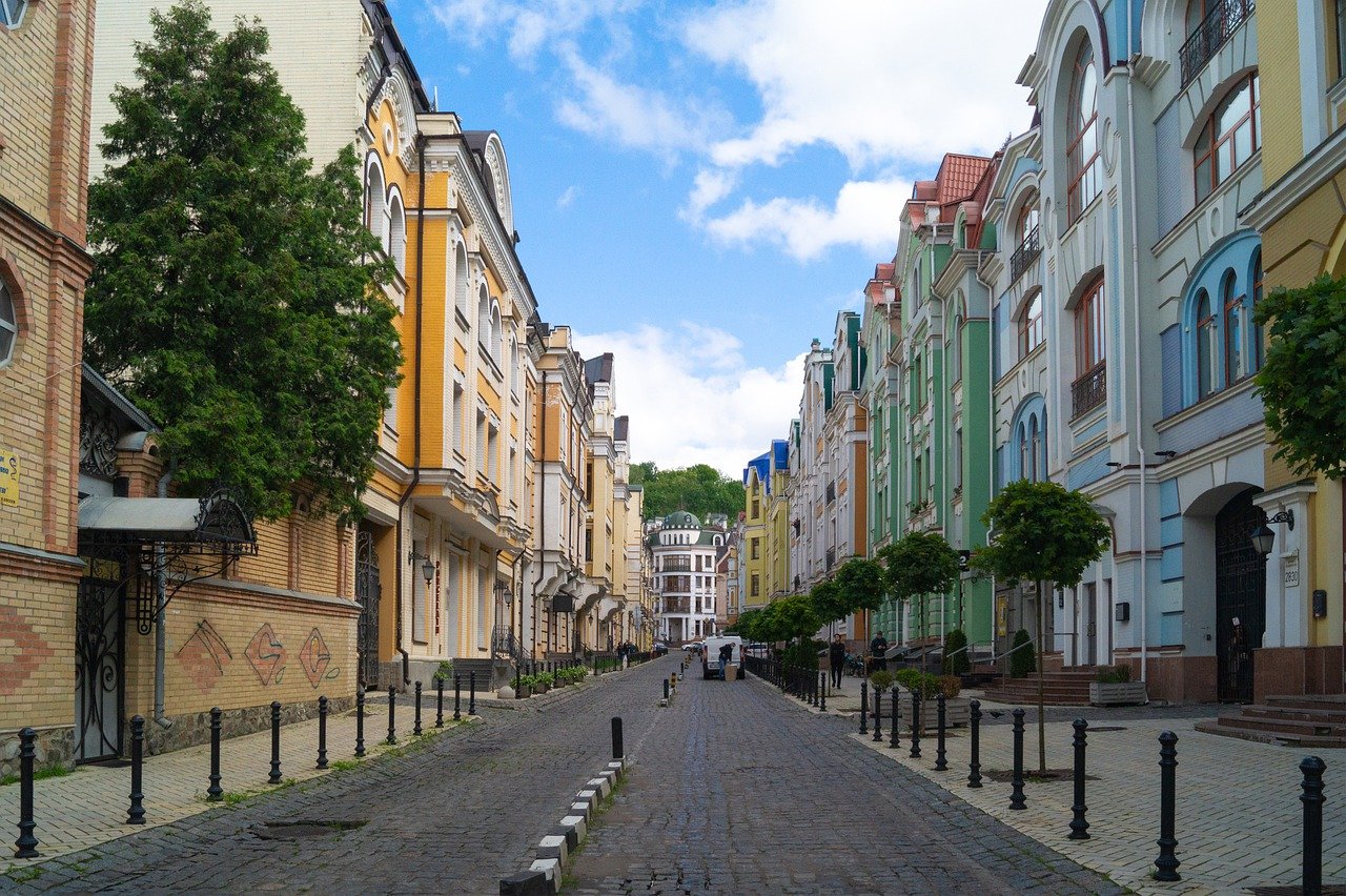 How People Are Using Airbnb To Help Ukrainians In Need