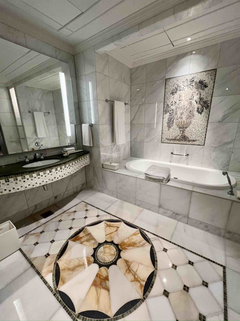 Review: Palazzo Versace Dubai || Where Italian Chic Meets Dubai Glitz ...